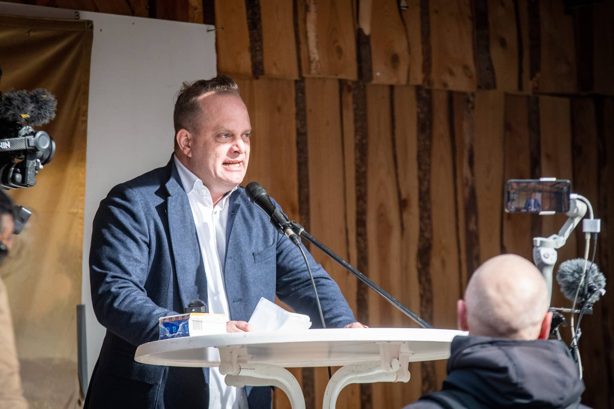 Extrem rechter Aktivist im Bundestag: Erhard Brucker ist ein gutes ...