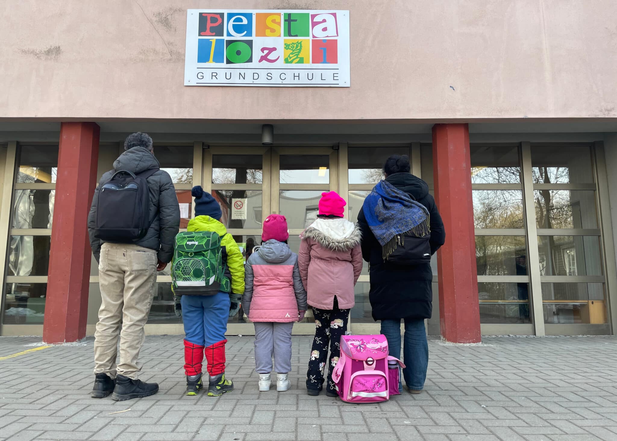 „Kinder brauchen Freunde, keine Abschiebung.“ An der Pestalozzi ...